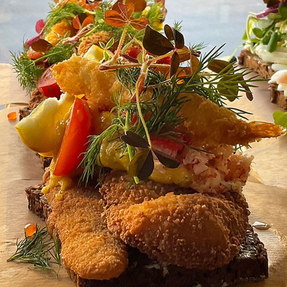 Højtblagt luksus smørrebrød med fiskefilet